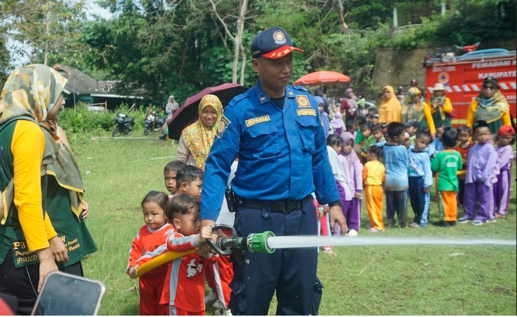 Pengenalan Profesi Damkar Kepda Anak PAUD Kalurahan Wonolelo ...